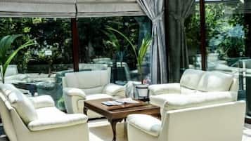 2 bares/lounges