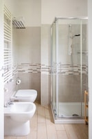 Quarto Superior | Casa de banho | Um polibã, artigos de higiene pessoal grátis, um secador de cabelo 