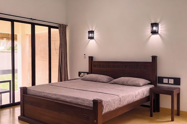 Apartamento Standard, 1 cama king-size, cozinha, vista para o jardim | 1 quarto, roupa de alta qualidade, minibar, secretária