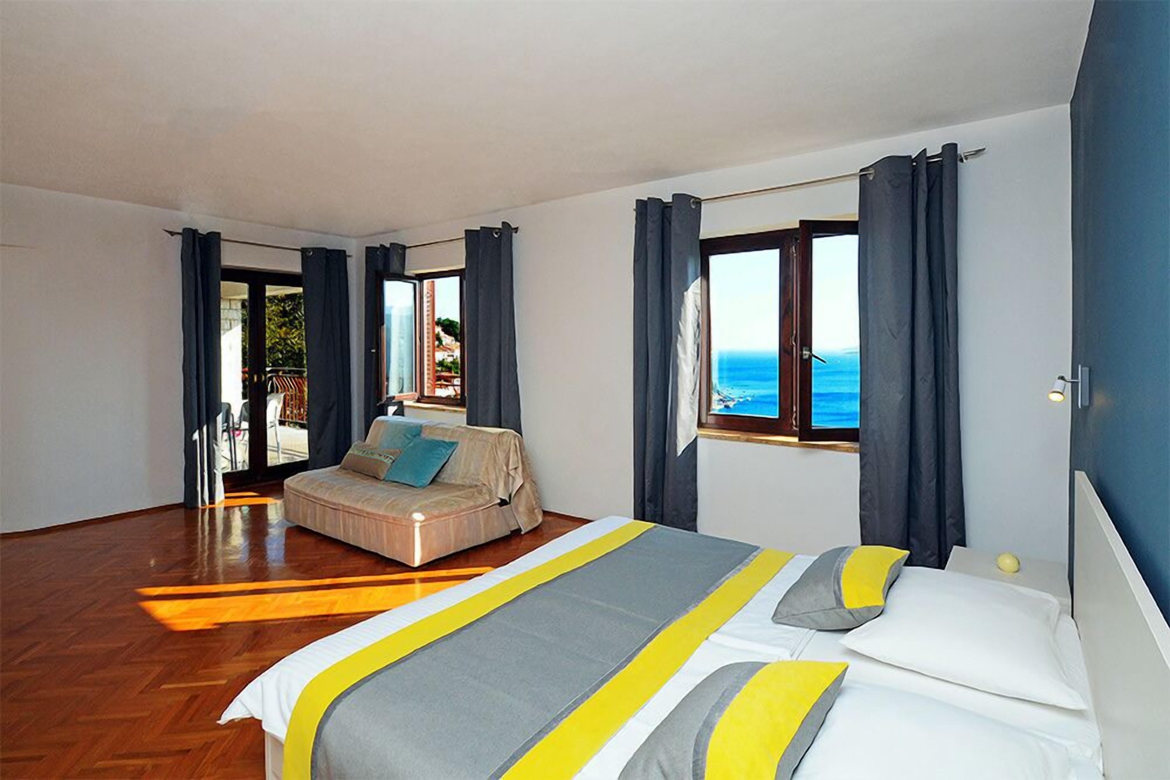 Apartamento Presidencial, 4 quartos, varanda, vista para a praia | 1 quarto, secretária, Wi-fi grátis 