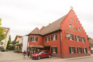 Um edifício vermelho com uma placa que diz 'Hotel'.