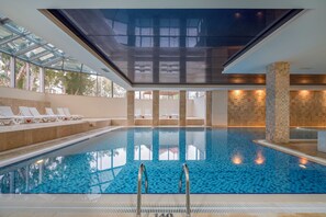 Piscina interior, piscina exterior sazonal, guarda-sóis 
