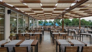 3 restaurantes, pequenos-almoços servidos, cozinha mediterrânica 