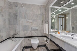 Quarto Standard | Casa de banho | Um polibã, artigos de higiene pessoal grátis, um secador de cabelo 