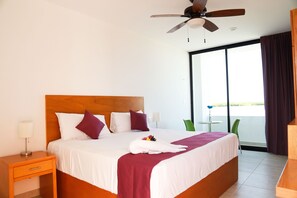 Quarto Deluxe, 1 cama king-size, vista para o oceano, em frente ao mar | Cofre no quarto, secretária, Wi-fi grátis, roupa de cama fornecida 