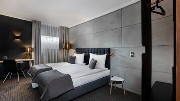 Secretária, ferro/tábua de engomar, berços/camas para crianças grátis