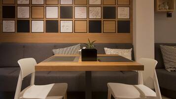 Pequenos-almoços, almoços, jantares servidos, cozinha internacional