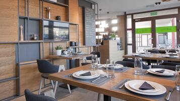 Pequenos-almoços, almoços, jantares servidos, cozinha internacional