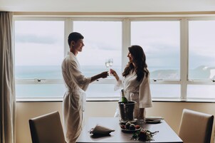 Suite, 1 cama king-size, kitchenette, vista para o mar | Minibar, cofre no quarto, com decoração personalizada 