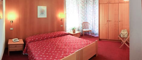 Escrivaninha, berços (sobretaxa), Wi-Fi de cortesia, roupa de cama