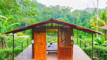 River View Bungalow with Private Bathroom and Private Deck | 1 quarto, roupa de cama fornecida