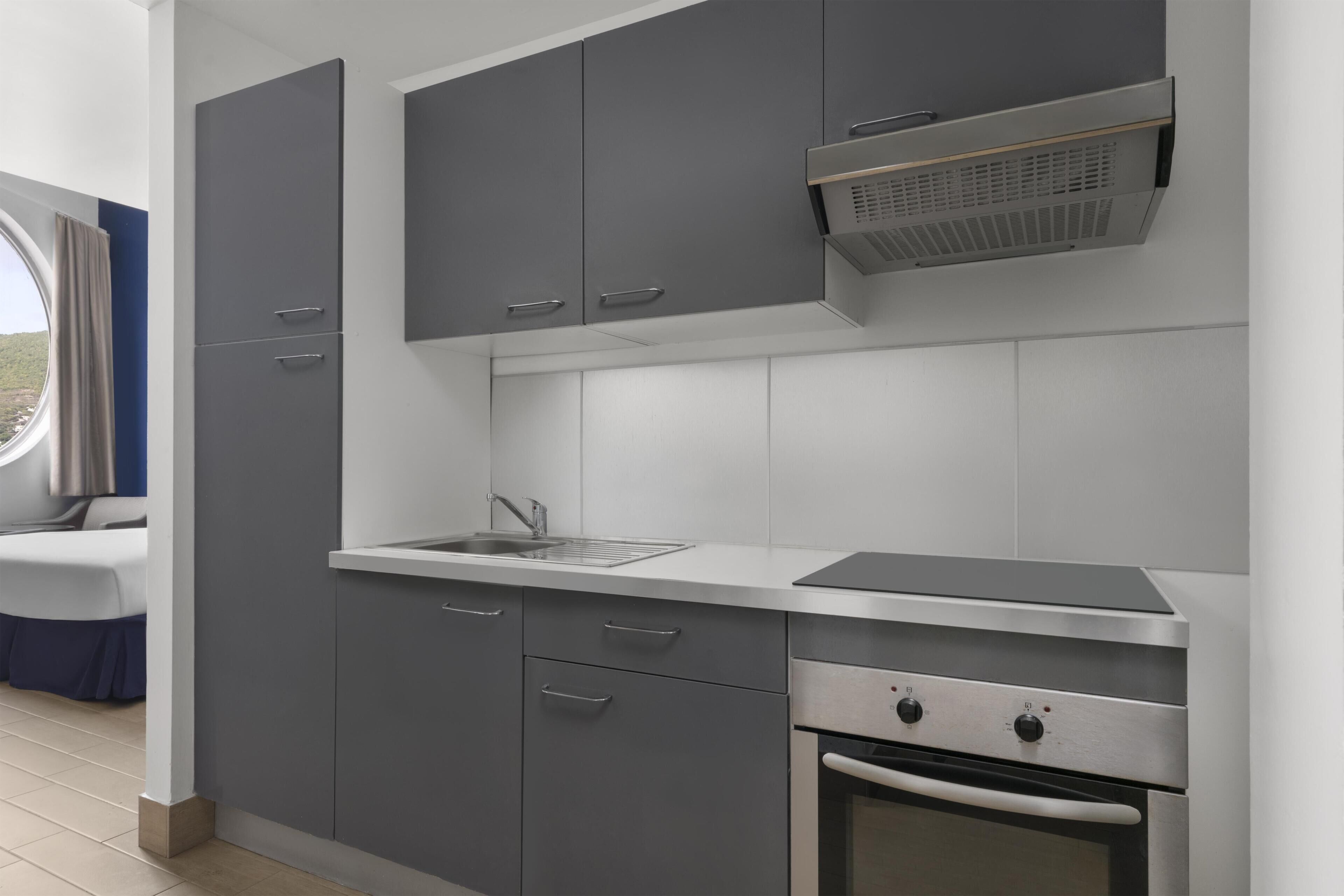 Estúdio Standard, 1 cama king-size, não fumadores, cozinha (Full Kitchen) | Cozinha privada | Uma cafeteira/bule, um frigorífico, um micro-ondas, um forno 