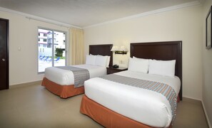 Quarto Standard, 2 camas de casal | Roupa de alta qualidade, cofre no quarto, secretária 