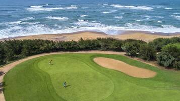 Um campo de golfe com vista para o oceano.
