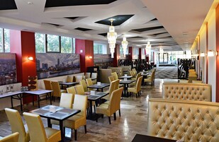 Café da manhã, almoço e jantar; culinária internacional 