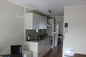 Quarto Superior, 1 quarto | Cozinha privada | Um frigorífico, um micro-ondas, uma placa de cozinha 