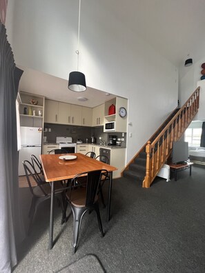 Quarto Familiar, 3 quartos | Refeições no quarto