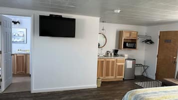 Quarto luxo | 1 quarto, individualmente mobiliados, espaço de trabalho para notebook