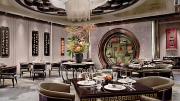 3 restaurantes, com serviço de café da manhã e almoço; culinária chinesa