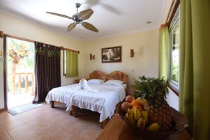 Quarto luxo | Frigobar, cofres nos quartos, escrivaninha, quartos à prova de som