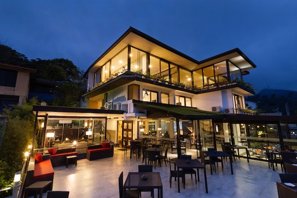 Café da manhã, almoço e jantar; culinária fusion, vistas para a piscina