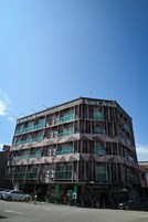 Um edifício de vários andares com a placa 