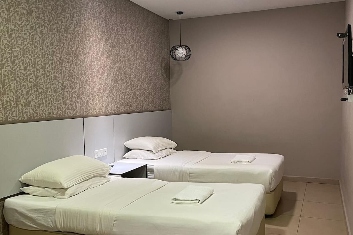 Standard Twin Room - No Window | Escrivaninha, ferros/tábuas de passar roupa, Wi-Fi de cortesia