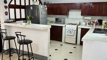 Quarto standard (Double with Shared Bathroom) | Cozinha privada | Geladeira, micro-ondas, torradeira, panela elétrica de arroz