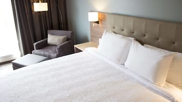 Quarto, 1 cama king-size, não fumadores, frigorífico | Cofre com capacidade para portátil, secretária
