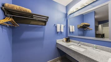 Quarto solteiro standard | Banheiro | Chuveiro/banheira combinados, produtos de toalete grátis