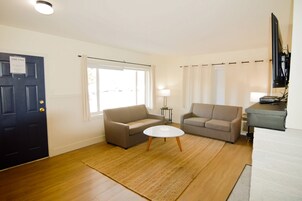 Suite, 2 quartos, vista para o lago | Sala de estar | TV de ecrã plano 