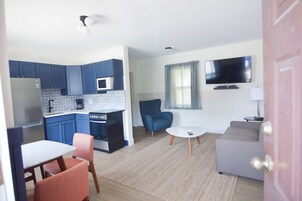Quarto Premium, 2 casas de banho | Sala de estar | TV de ecrã plano 