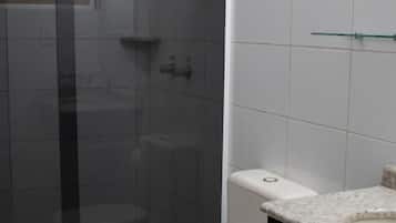 Quarto Familiar | Casa de banho | Um polibã, toalhas fornecidas