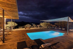 Piscina externa, funciona das 6h às 20h, guarda-sóis, espreguiçadeiras