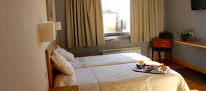 Quarto duplo | Cortinas blackout, berços grátis, camas extras/dobráveis (sobretaxa)