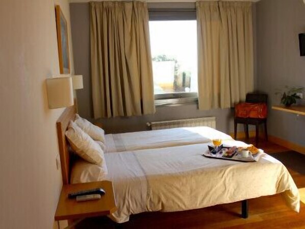 Quarto duplo | Cortinas blackout, berços grátis, camas extras/dobráveis (sobretaxa)