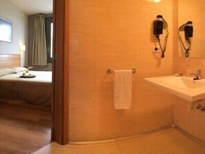 Quarto duplo | Banheiro | Chuveiro, produtos de toalete grátis, secador de cabelo 