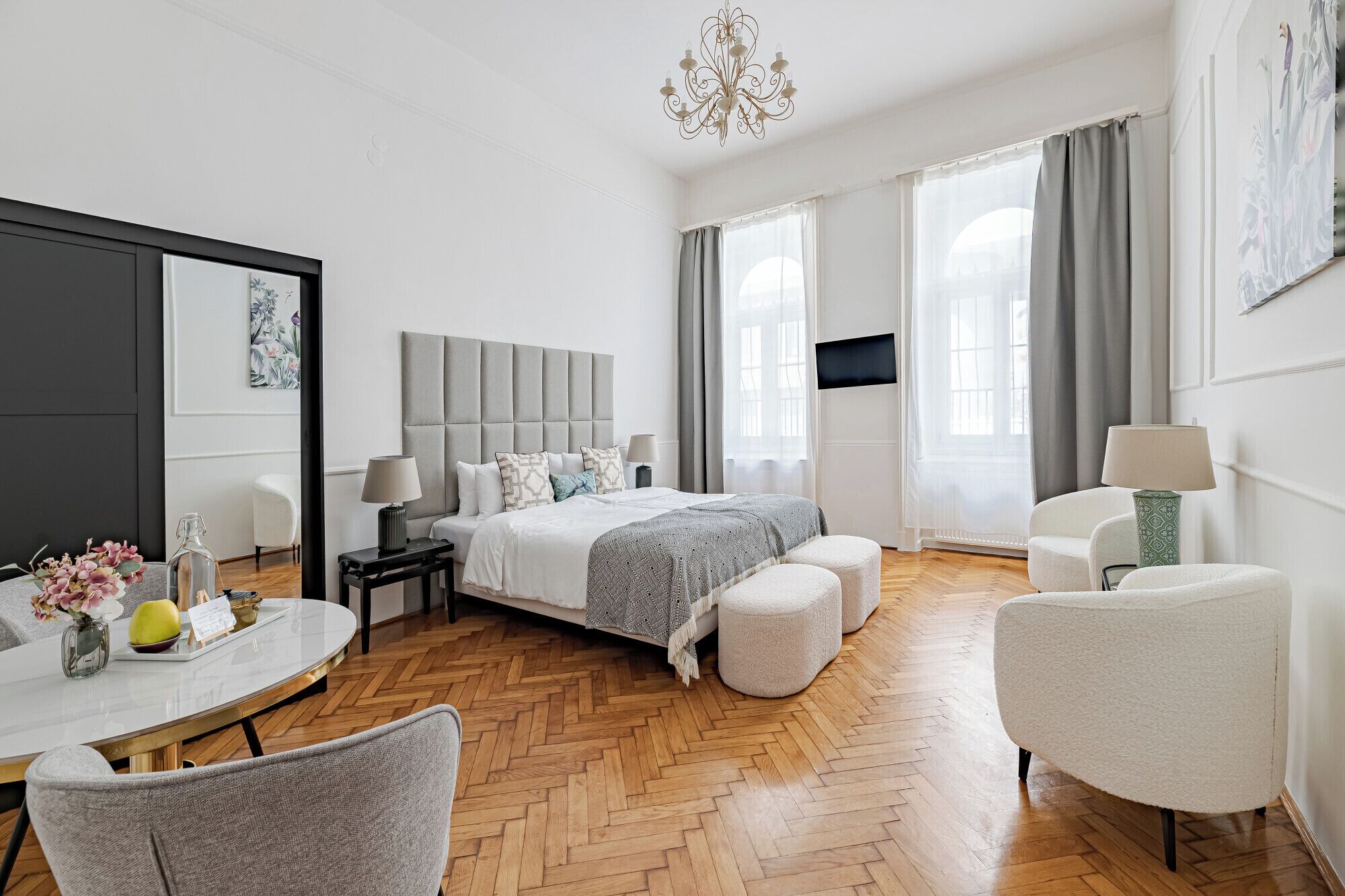 Quarto casal ou duplo superior | Cofres nos quartos, escrivaninha, cortinas blackout