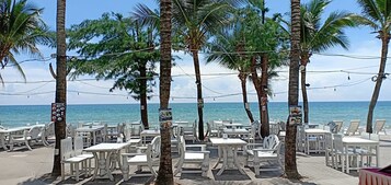 Café da manhã, almoço e jantar; culinária internacional 
