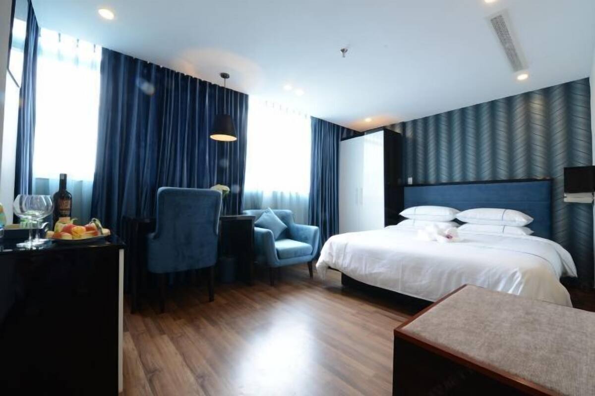 Minibar, cofre no quarto, secretária, quartos insonorizados