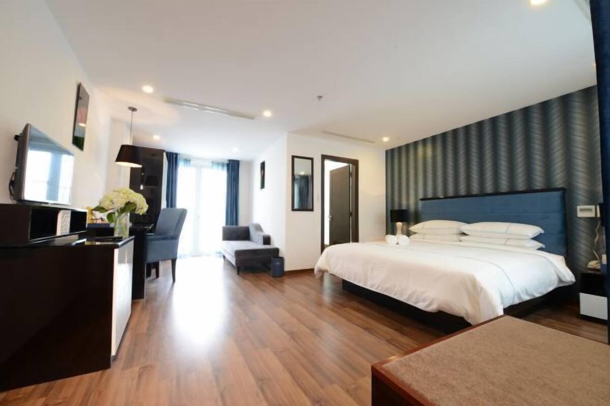 Minibar, cofre no quarto, secretária, quartos insonorizados