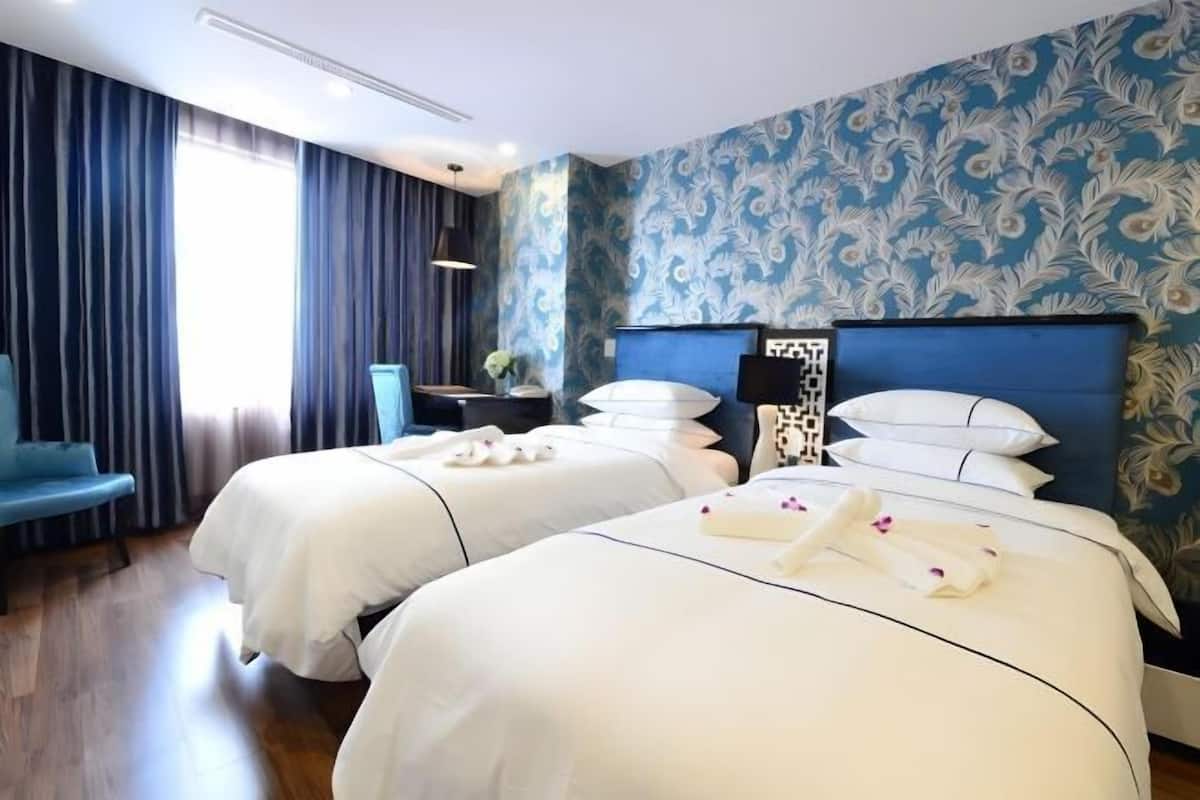 Minibar, cofre no quarto, secretária, quartos insonorizados