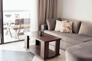 Apartamento Superior, 1 quarto, vista para o mar, em frente ao mar | Sala de estar | Smart TV de 14 polegadas com canais por cabo 