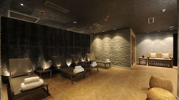 Sauna, aromaterapia, massagens de pedras quentes, esfoliações corporais