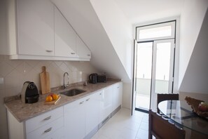 Apartamento, 2 quartos, sacada (Castle View) | Cozinha privada | Geladeira, micro-ondas, cooktop, lava-louças