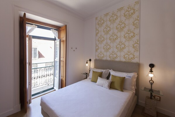 Apartamento, 2 quartos, sacada, vista para a cidade | 2 quartos, frigobar (abastecido com itens grátis), cofres nos quartos