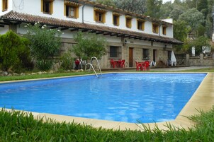 Piscina exterior, guarda-sóis, espreguiçadeiras 