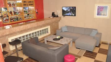 2 bares/lounges, um bar junto à piscina