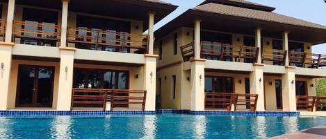 Piscina externa, guarda-sóis, espreguiçadeiras