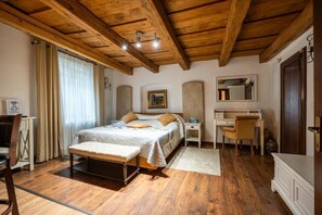 Two Bedroom Apartment (annex building) | Frigobar, ferros/tábuas de passar roupa, Wi-Fi de cortesia